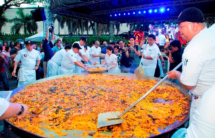 Fun Food Fights: Paella Gigante kicks-off Flavors of the Philippines
