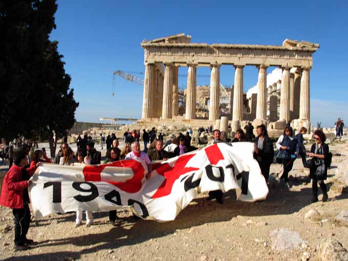 K.K.4ever: 28η Οκτωβρίου 2011 : Ενα κόκκινο «ΟΧΙ» στο βράχο της Ακρόπολης