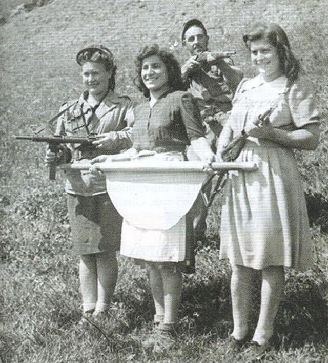 30 Vintage Photos of Beautiful Female Partisans and Resistance Fighters ...