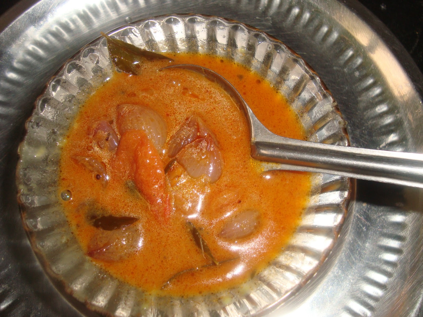 En Samayal Ulagham : Poondu chinna vengayam kara kulambu