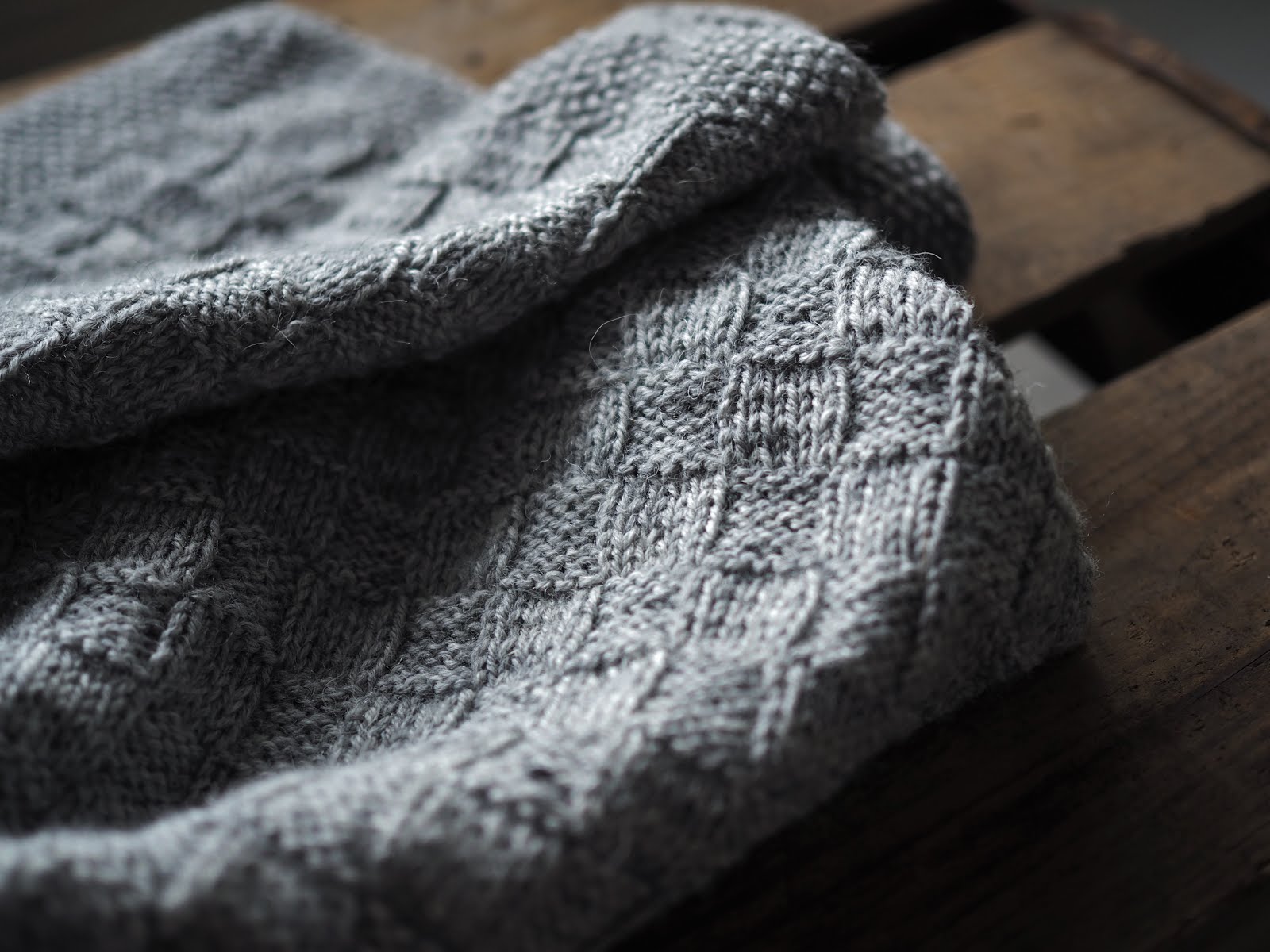 Neulottu peitto vauvalle / Valmiiseen pöytään