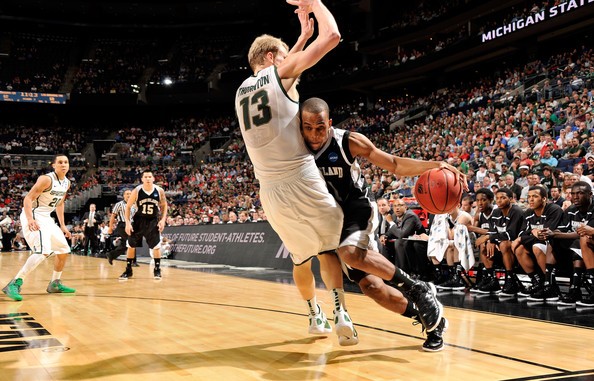 Macam-Macam Pelanggaran pada Permainan Bola Basket - Basketeacher