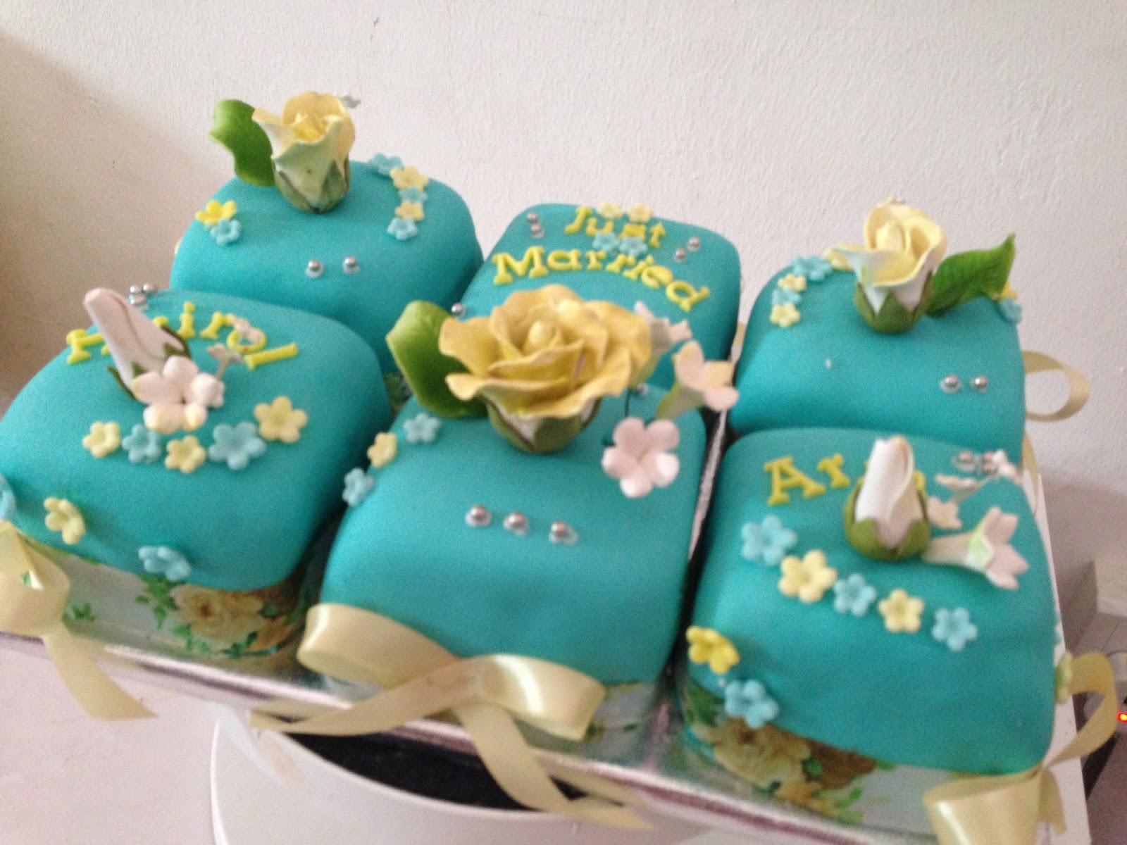 ninie cakes house: MIni fondant Hantaran cake
