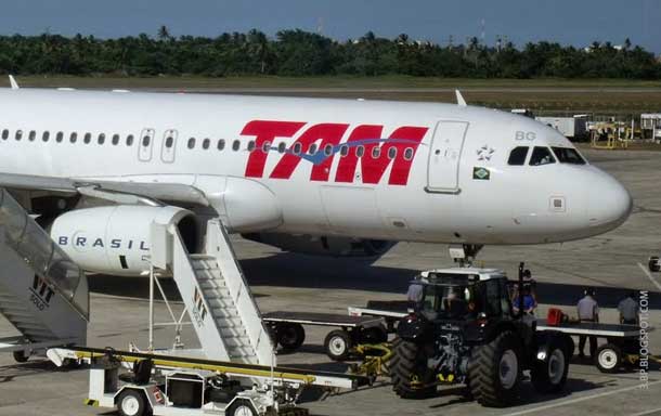 AJUNOAR: Avião da TAM apresenta defeito e passageiros ficam sem voo em ...
