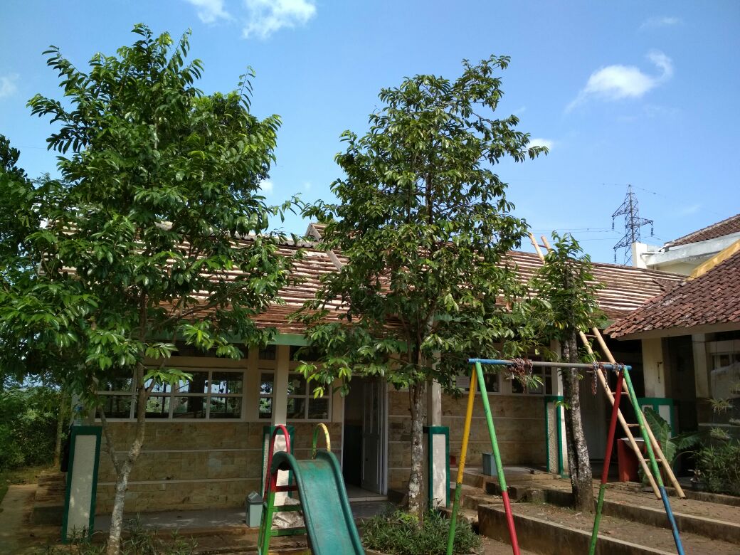 Yayasan Al-Muchtar Ubrug Sukabumi: Perbaikan atap sekolah.