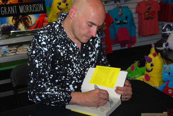 Grant Morrison and Gerard Way at Meltdown Comics [Photos] - MCRmy Ecuador