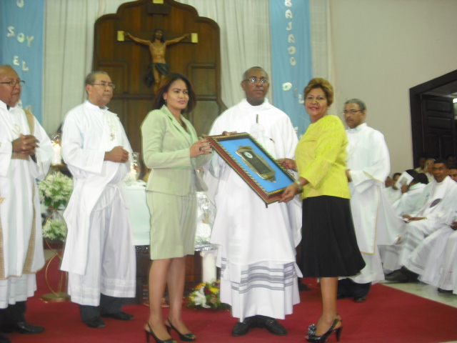 Padre Jorge Reyes celebra 25 años de vida sacerdotal con una "lluvia ...