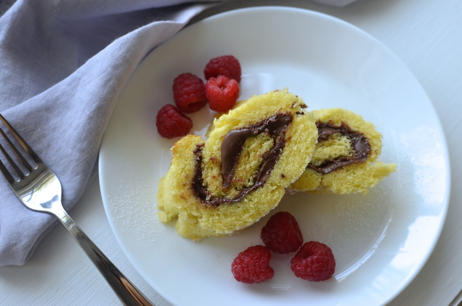 Playing with Flour: Mini roll cake with Nutella filling