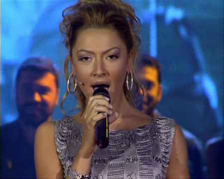 fashion review: Hadise Beyaz Show