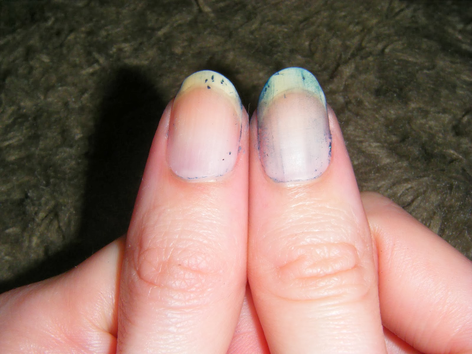 Linziino: Blue stained nails