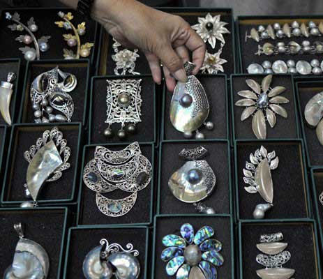 Kerajinan Kulit Mutiara Maluku Diminati Wisatawan - Maluku Post