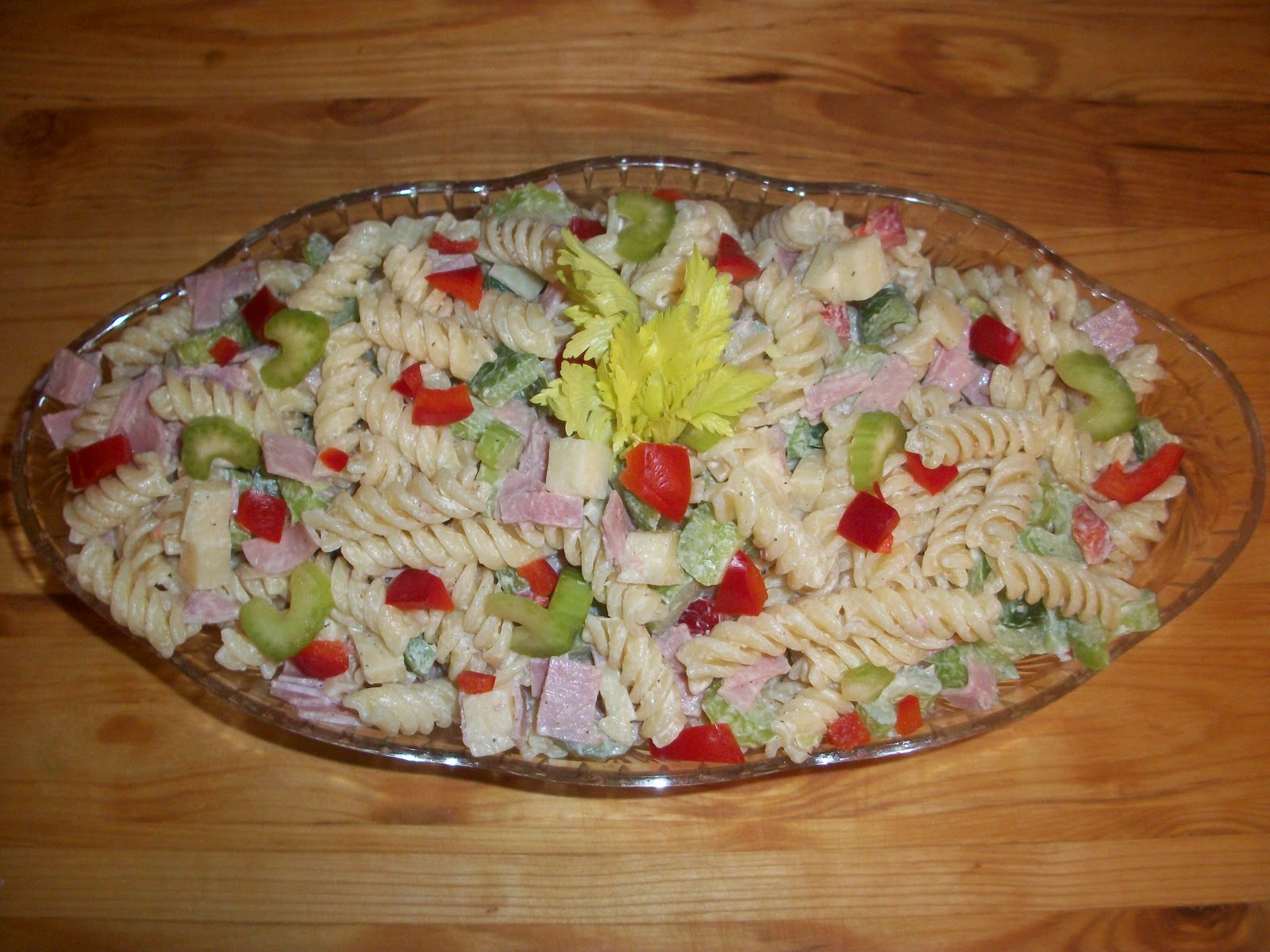 Cooking with love ! : Salata cu paste ,sunca ,motzzarela si vegetale ...