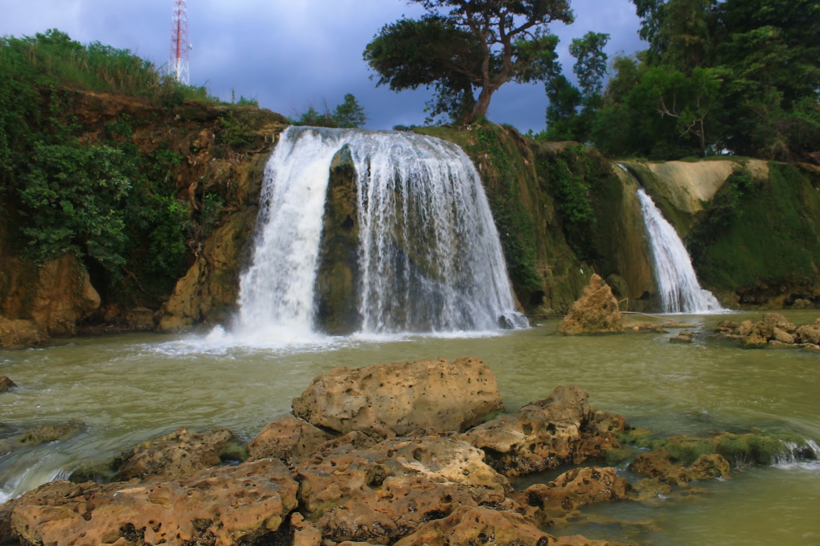 WISATA AIR TERJUN TOROAN, AIR TERJUN PINGGIR LAUT MADURA ~ PENDAKI SELOW