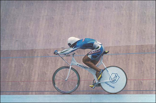 Lo pro cycling club: The Superman position