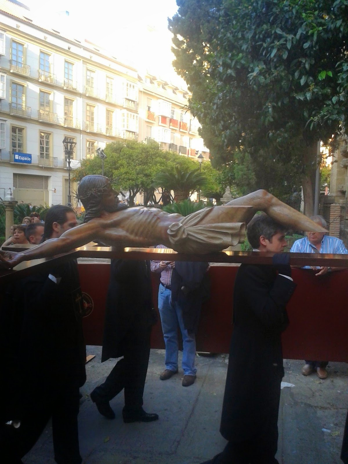 Costaleros de Oviedo: El Santísimo Cristo Mutilado por las calles de Málaga