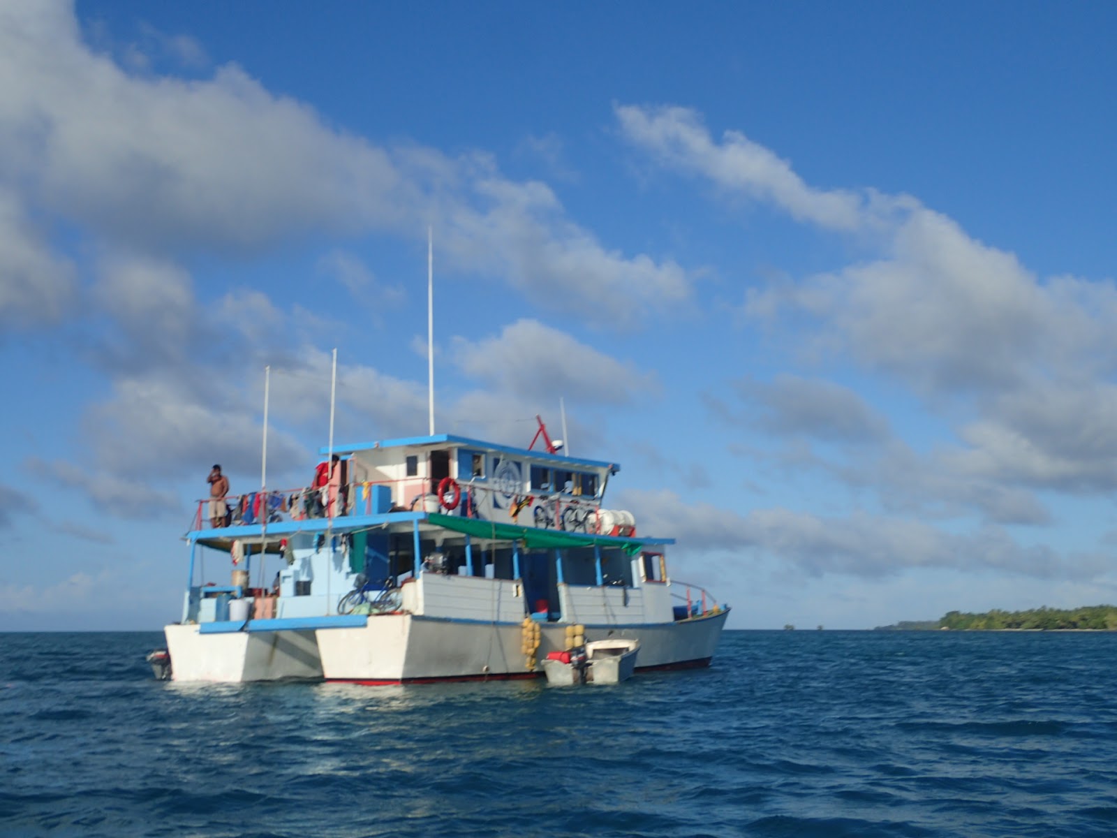 SV FLUENTA : Butaritari in Pictures - Thatch, WWII Relics and Kids.