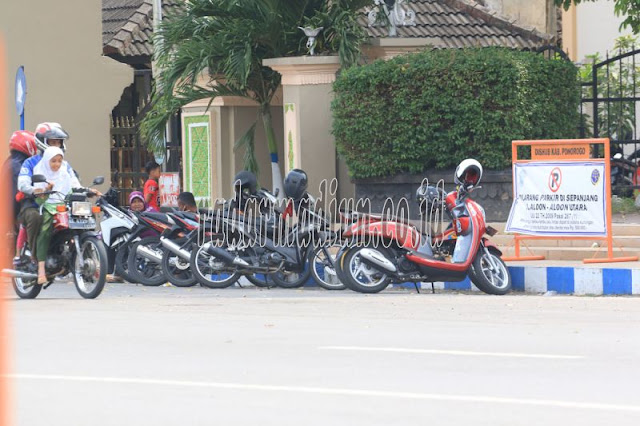 Rambu larangan parkir di Jalan Alun-Alun Utara Ponorogo tak lagi ...