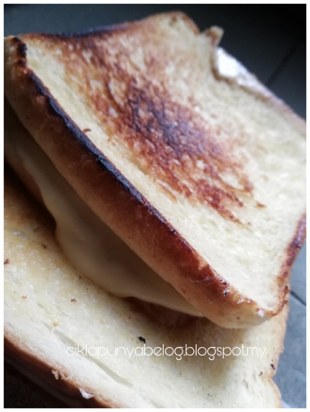 Roti cheese simple 3 bahan, menu sarapan cikla pagi ini. - Nota Cikla