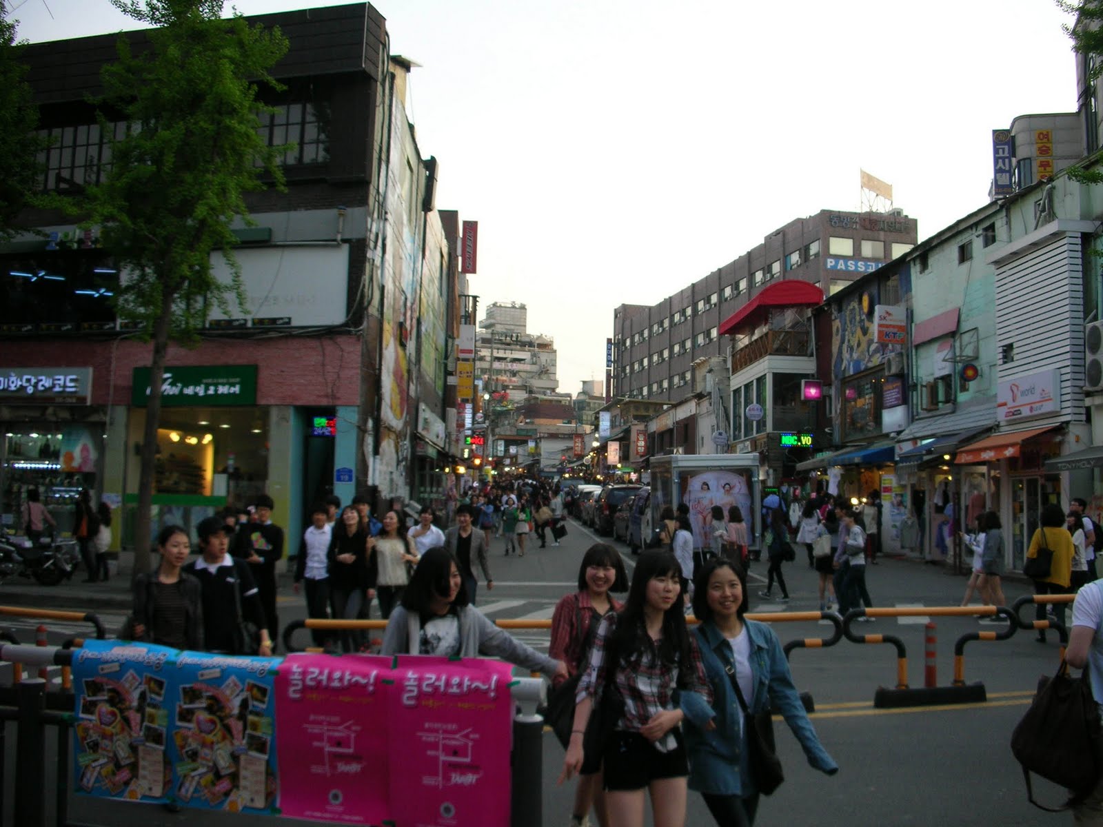 Jumping Frog Studio: Korea - Day #7 (May 5, 2011) - Temple Life & Hong Dae