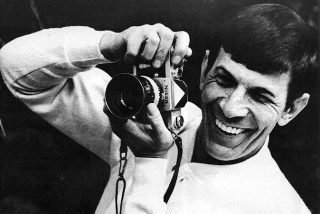 30 Amazing Vintage Photos of Celebrities Posing With Their Cameras ...