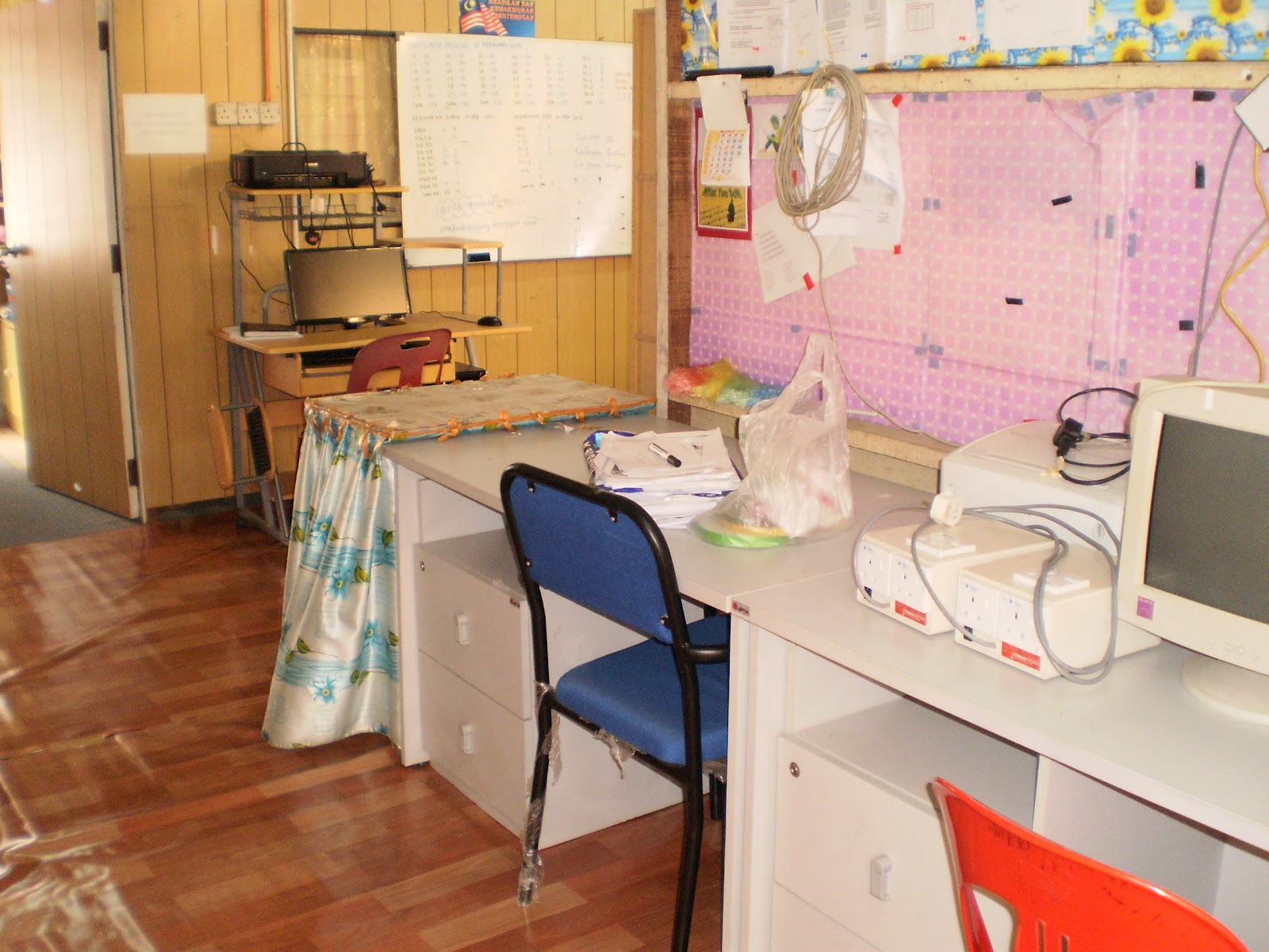 SMK Kuala Pegang ::.: Rebonding Bilik Guru Kanan