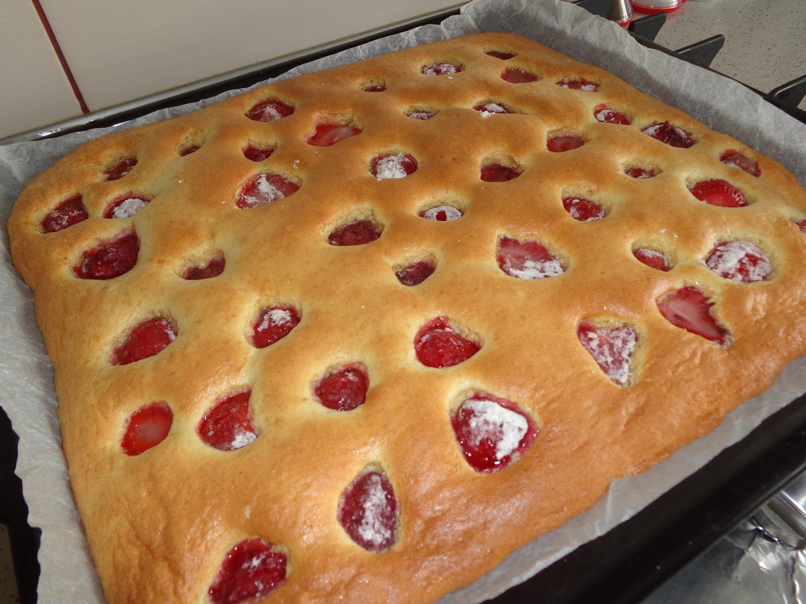 susu: Pandispan cu capsuni/visine