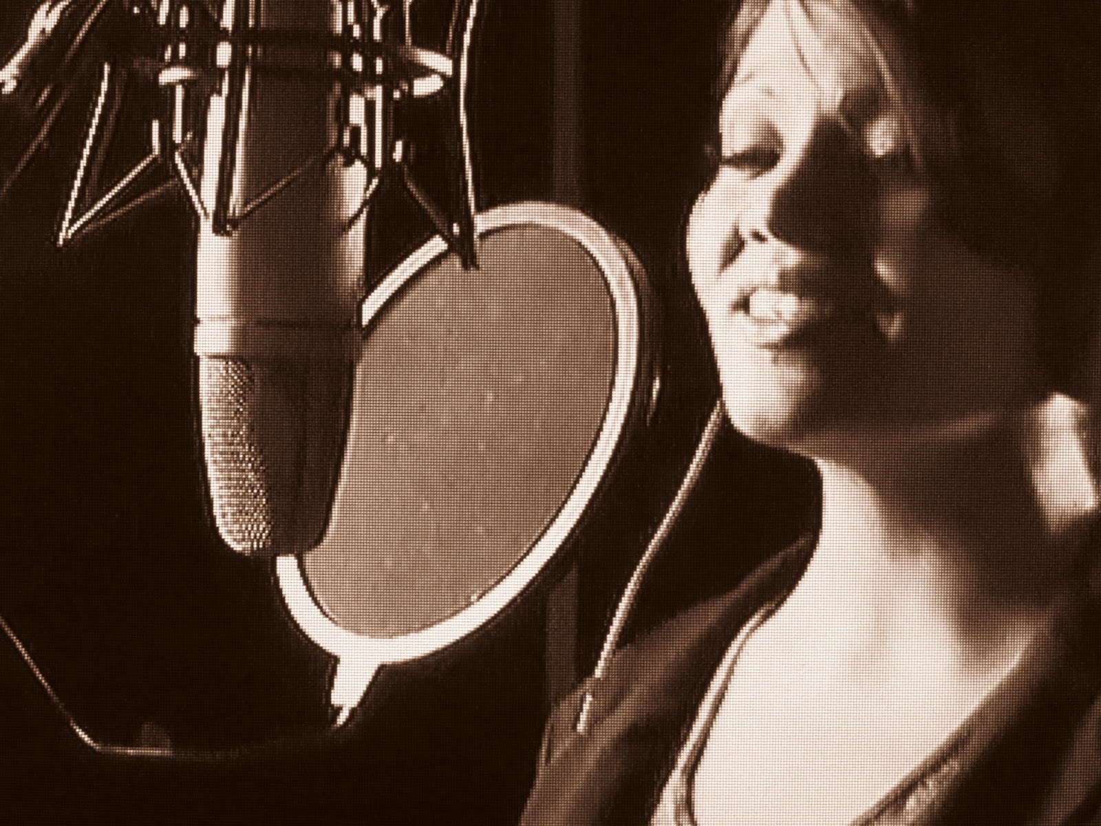 ZONA DE FAMOSOS: AMERICA RAMIREZ SACA CALENDARIO GRUPERO