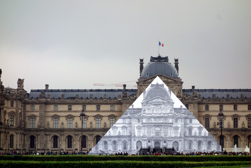 Street Art : JR fait disparaître la pyramide du Louvre - Paris 1 ...