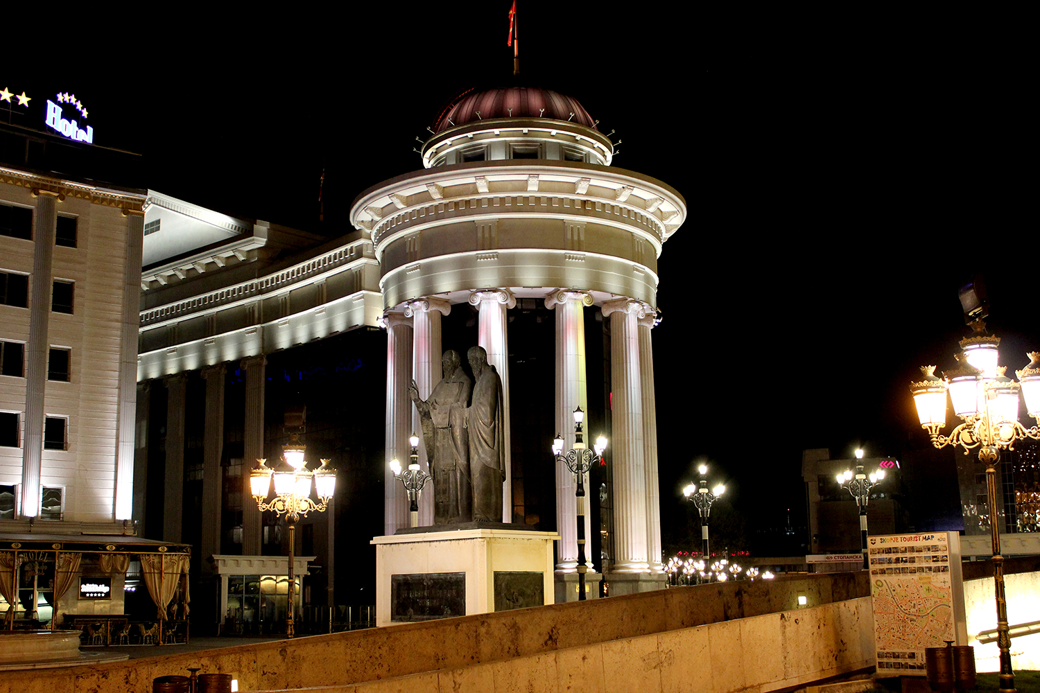 Ohne Kommentar - Hauptplatz Filip II Makedonski in Skopje