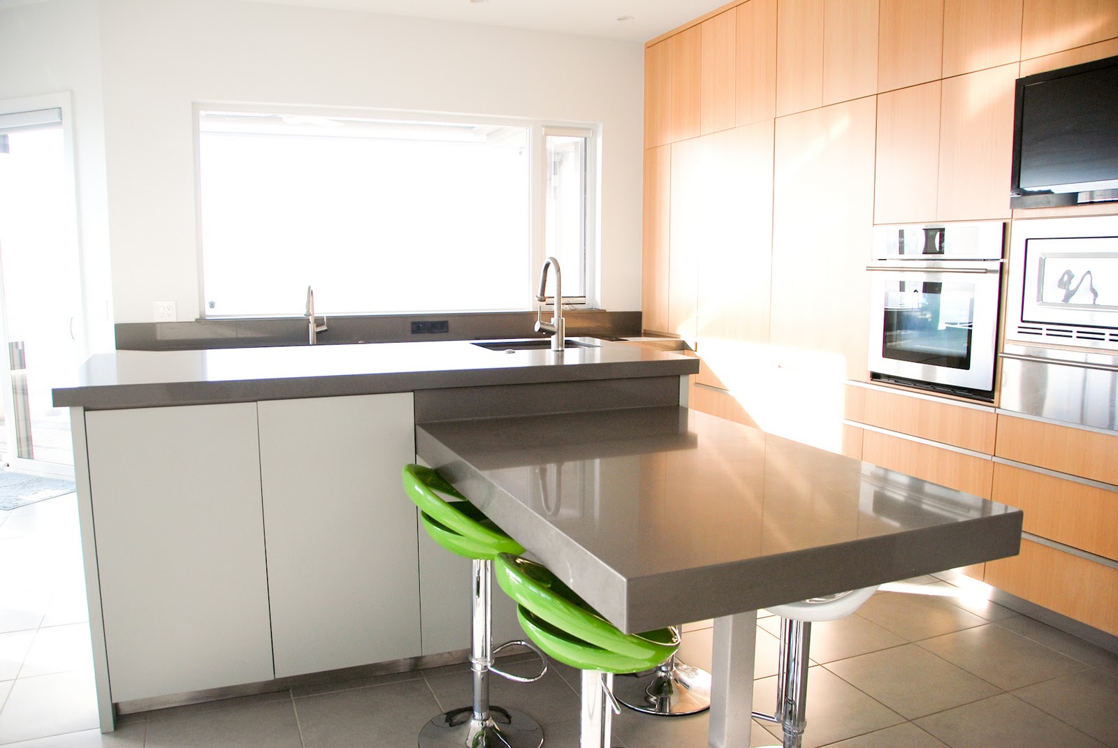 The Granite Gurus: Contemporary CaesarStone Kitchen from MGS by Design