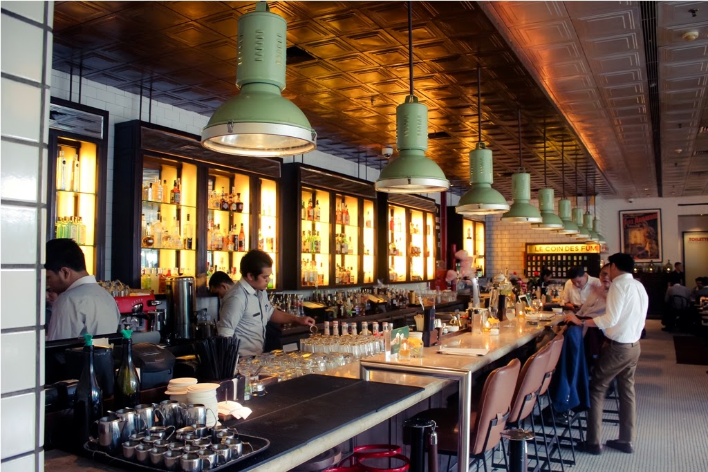 Suguhan ‘Drama’ di Setiap Penyajian Koktail di Loewy Bar and Restaurant ...