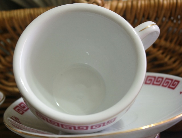 Lemari Cantique: cawan mulut tebal corak geometri