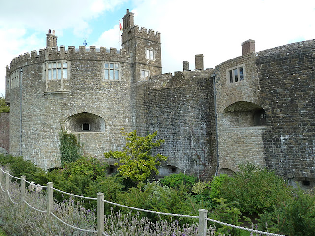 The Crafte Nook: ....A Castle and some upcycled tweed.....