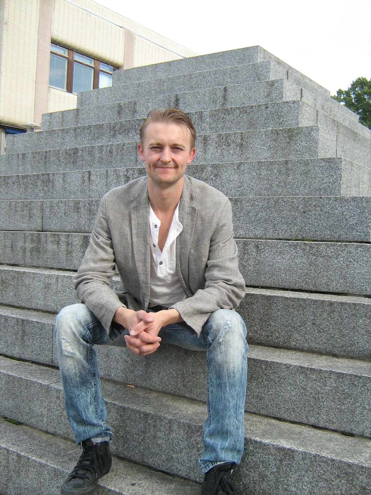 Teatterikärpäsen puraisuja : Haastattelussa Antti Mikkola