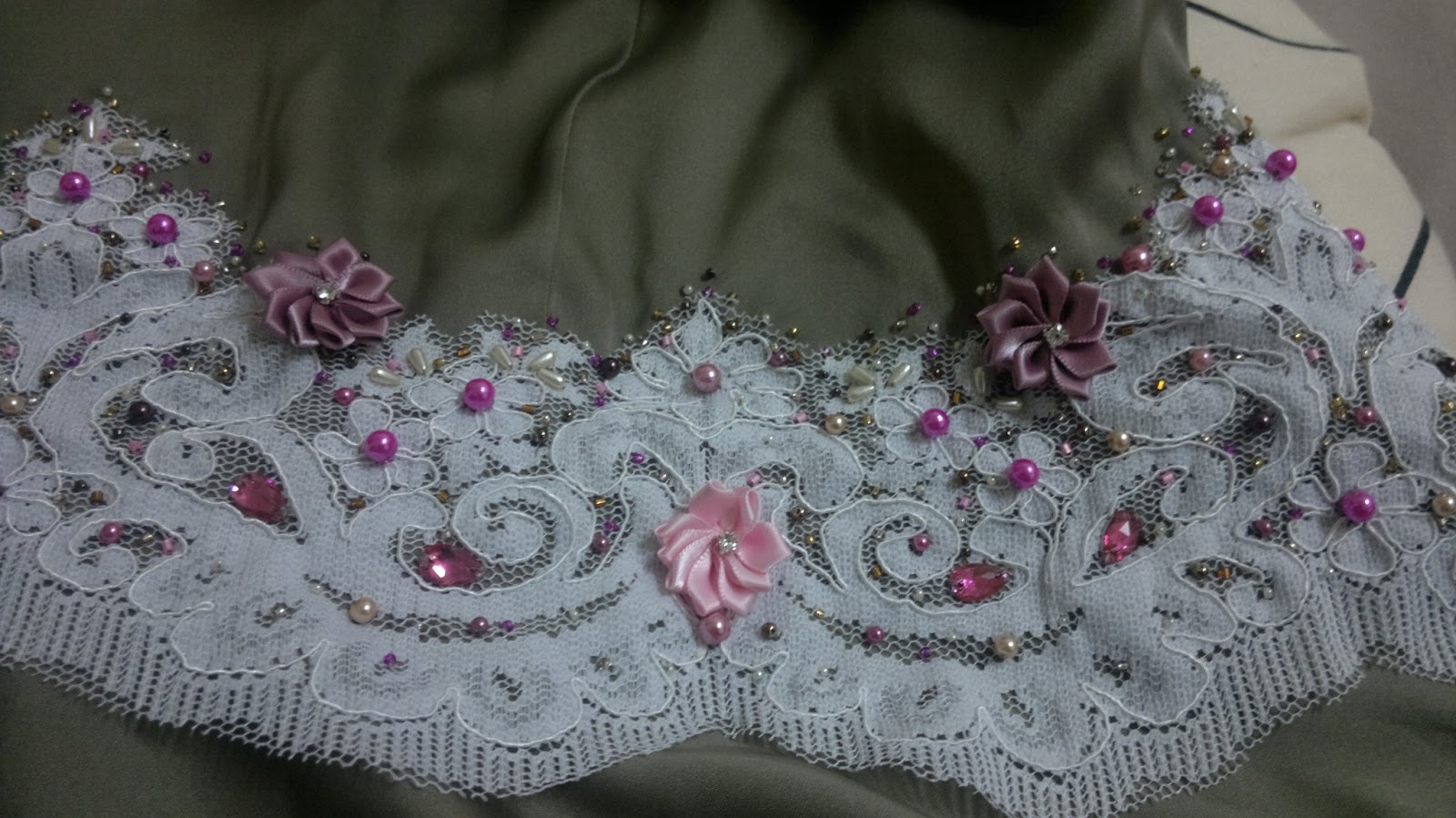 DANA: lace + manik di baju mama