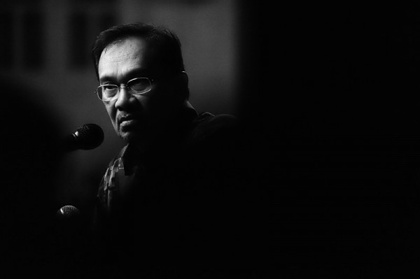 MEDIA KINI: Tangguh! : Anwar Sentiasa Elak Bela Diri, Sebab Tiada Alibi