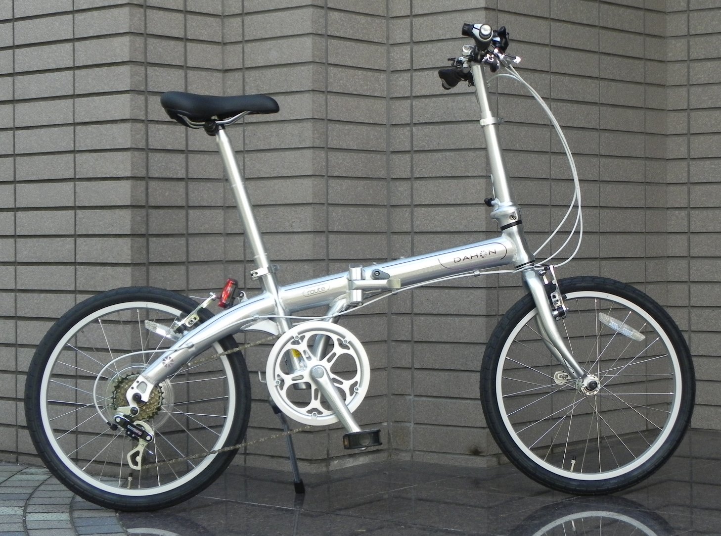 自転車はどれも銀色: Dahon Route