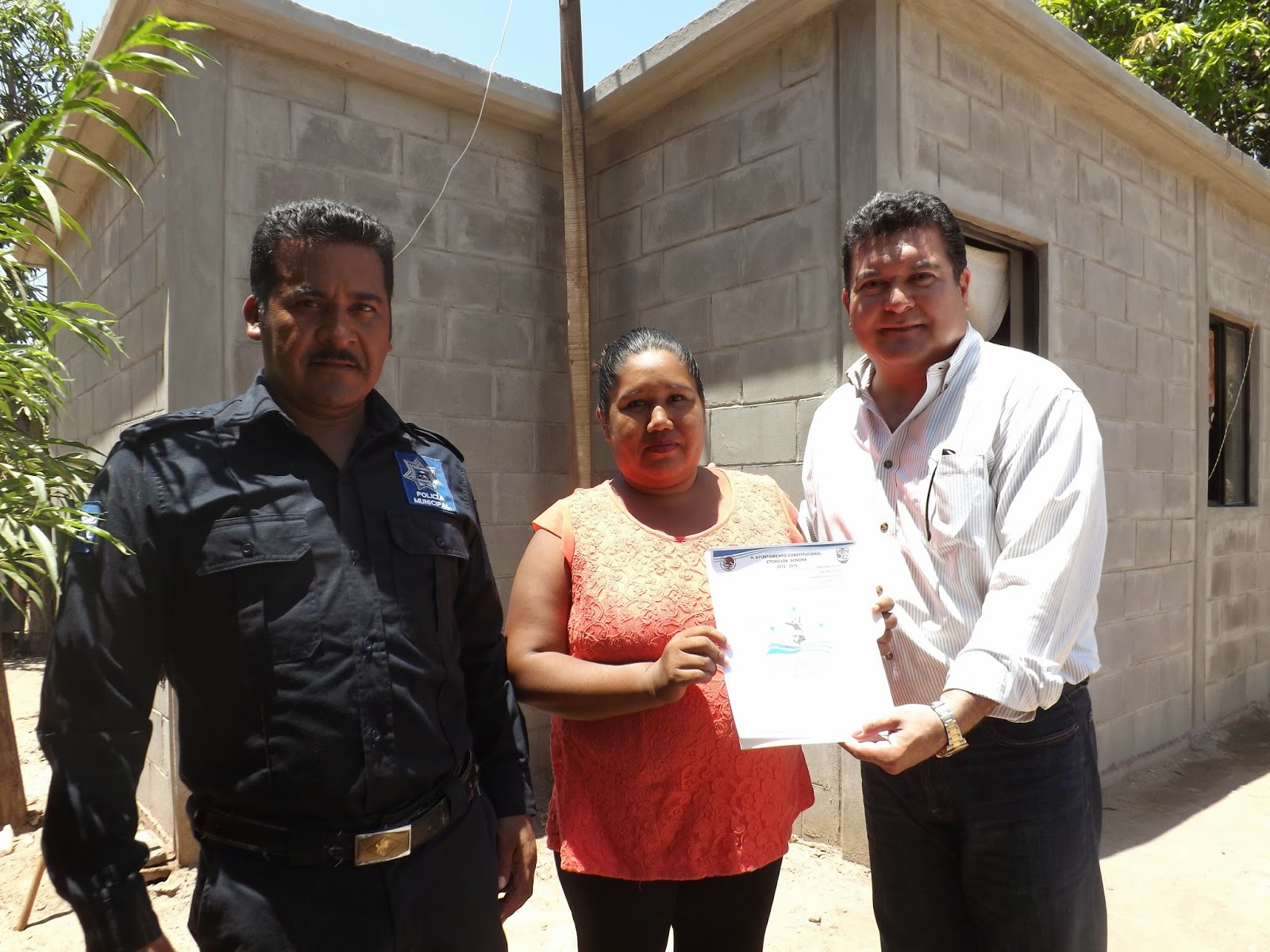 Entregó Carlos Rochín casas