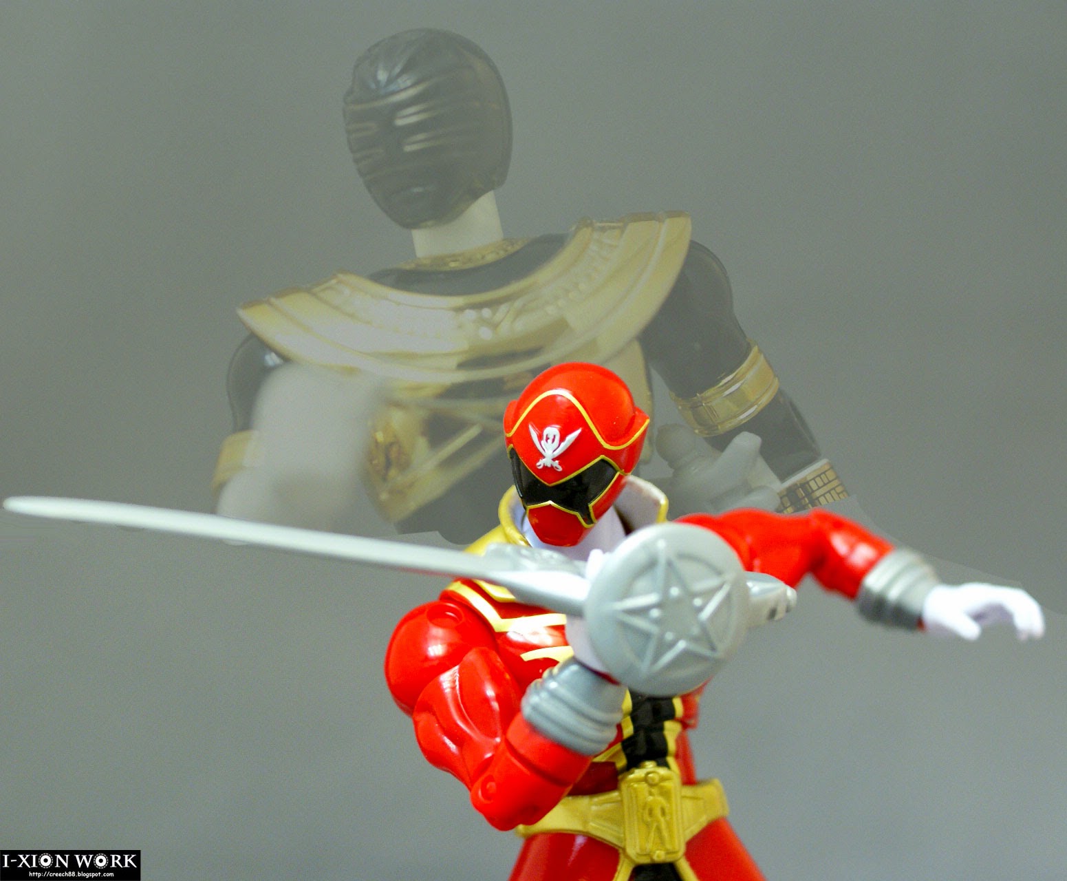一眼看穿: Power Rangers Super Megaforce - Armored Super Mega Red