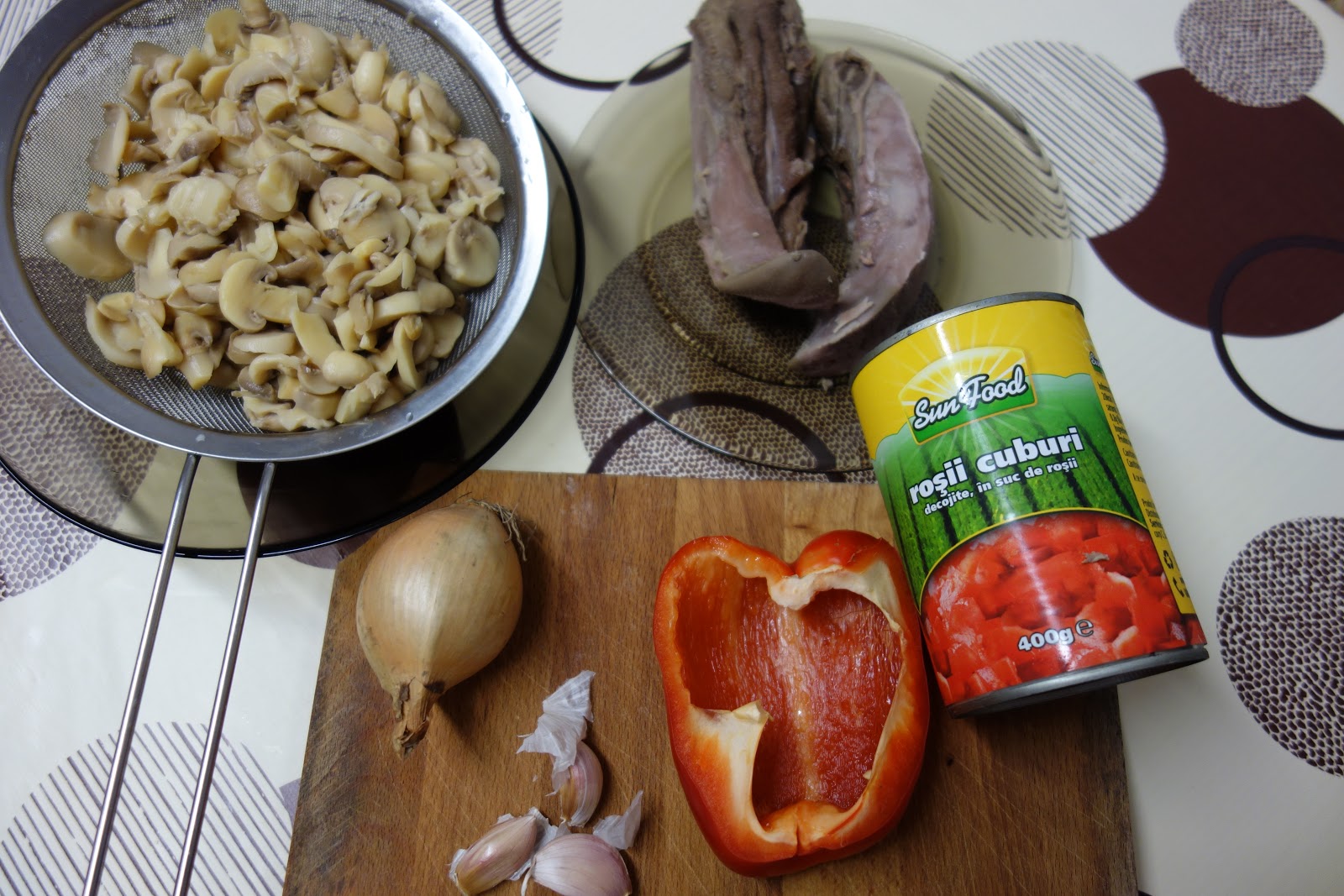 Limba de porc cu ciuperci si rosii