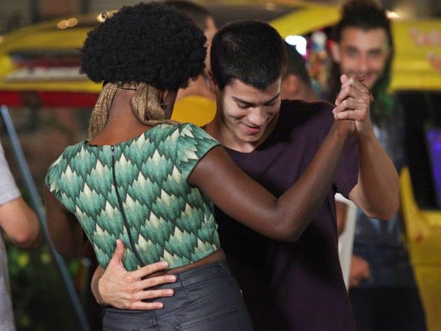Blog Por Simas: MALHAÇÃO – CLIMÃO NO FORRÓ! BIANCA VÊ DUCA BEIJANDO ANA ...