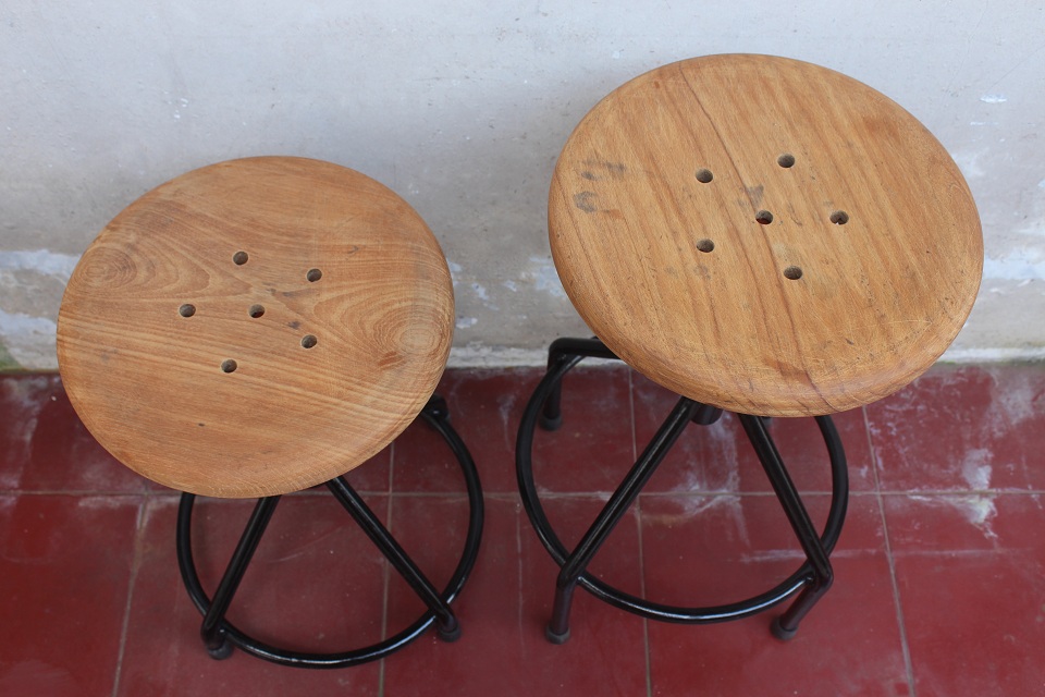 Antikpisan: 2 Buah Kursi Stool Putar