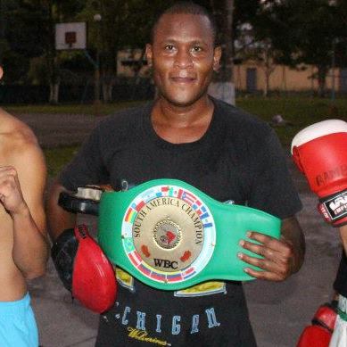 VESBOX: GARY TOLEDO ENTRENADOR DEL PERUANO RENO REYES EN ECUADOR.