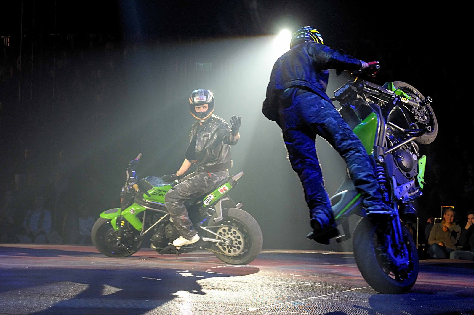 circus: Les cascadeurs à moto Steven FRANSEN et Tom REYGEL (photos de ...