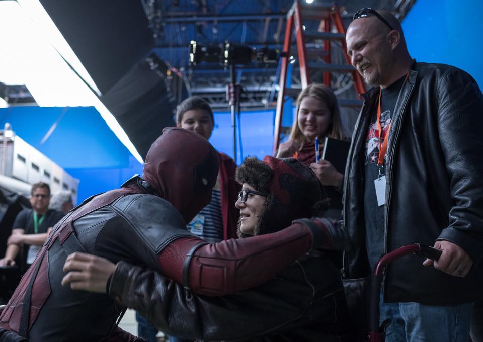 Deadpool recebe crianças de instituição de apoio à luta contra o câncer ...