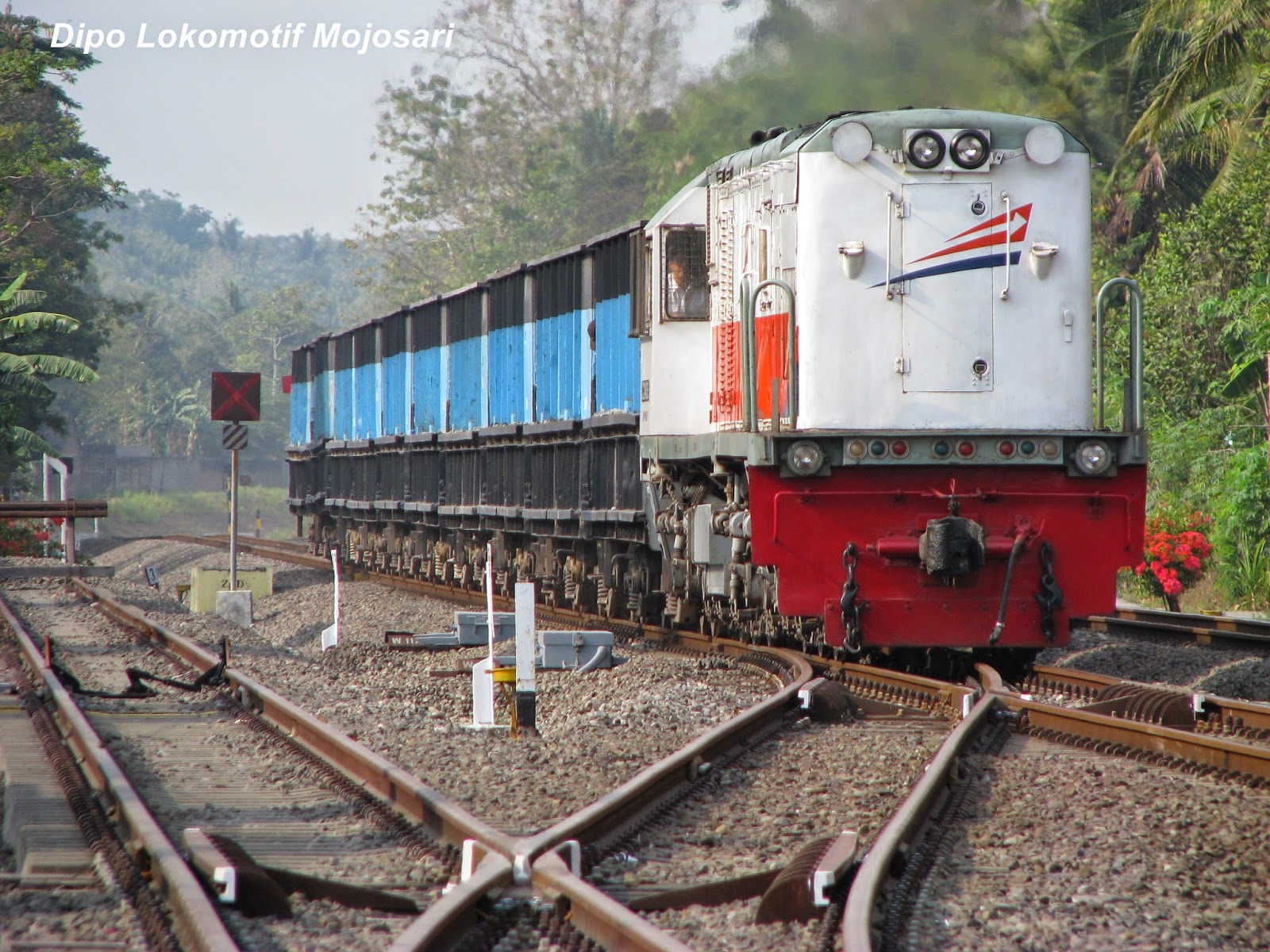 Kereta Api Indonesia: Rangkaian Kereta Api Kricak Dengan Lokomotif ...