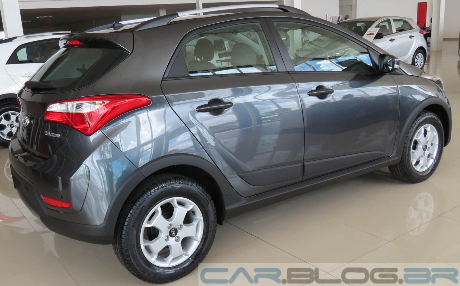 Hyundai HB20X nas cores prata, cinza e preto | CAR.BLOG.BR