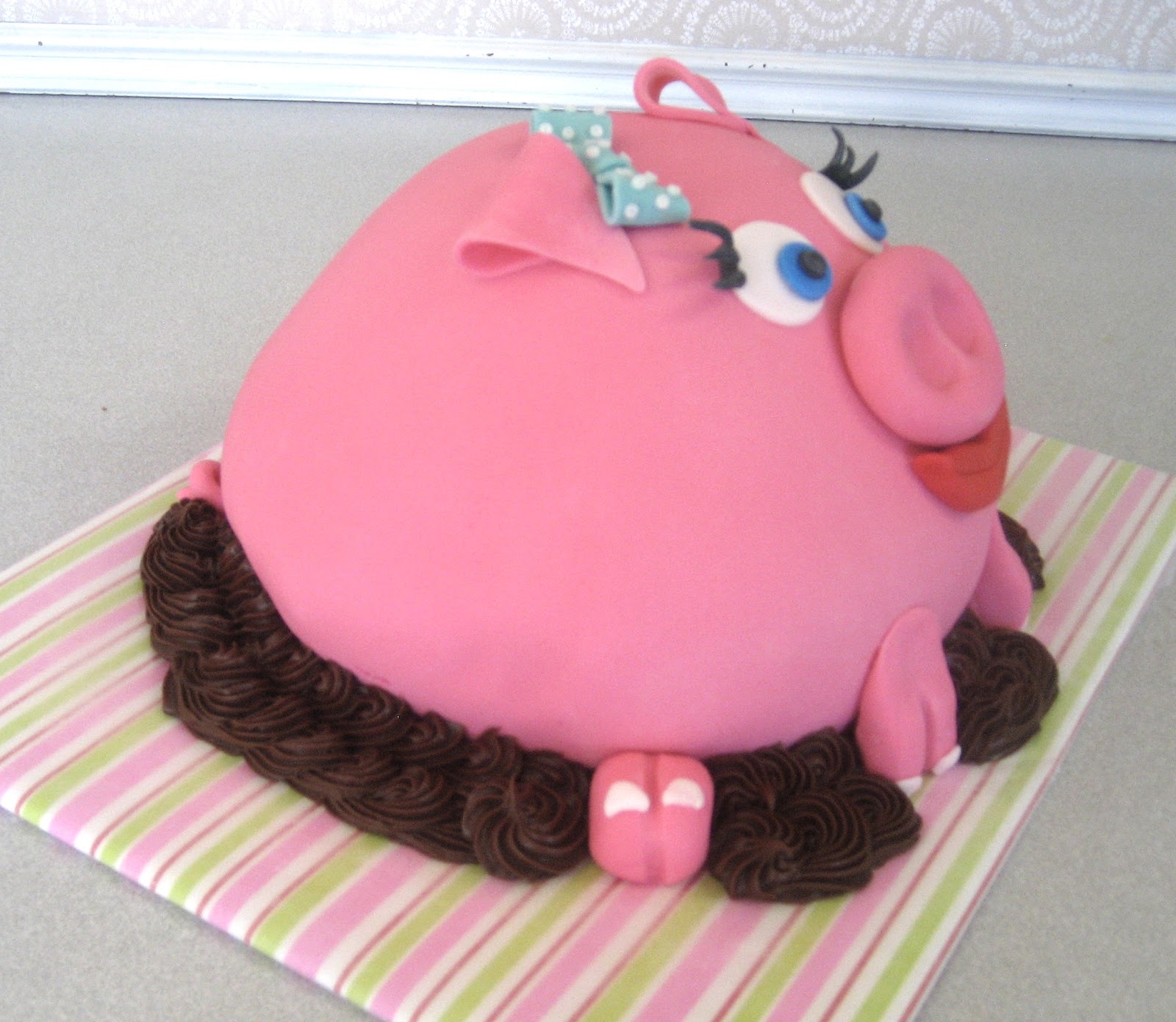 Devanys Designs: Pink Pig Cake