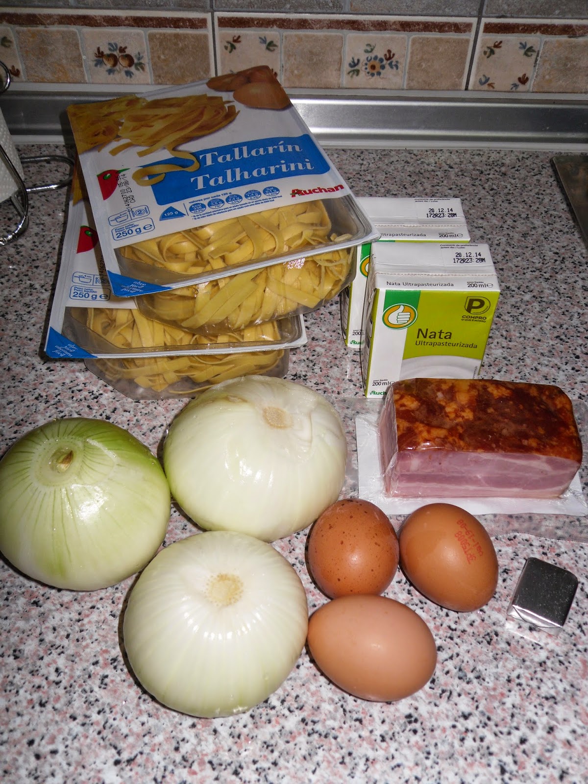 Massa talharim com cebola e bacon