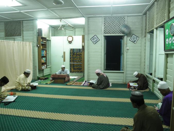 SENI LAMA MELAYU (MALAY OLDEN ART): Surau (Small praying hall of) Makam ...